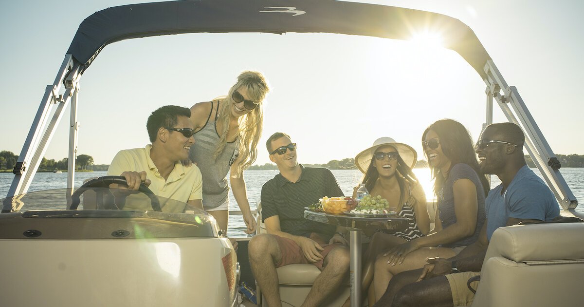 Boating with Friends: How to Be a Good Boat Guest | Discover Boating