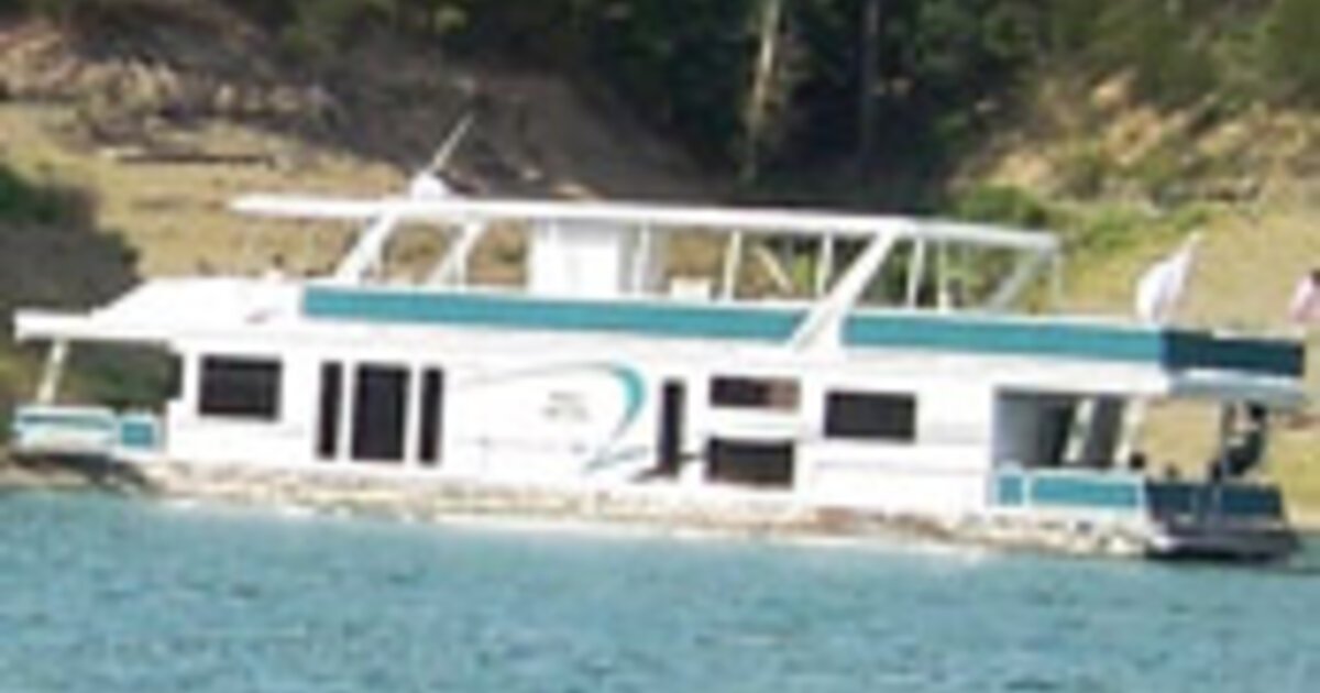 Houseboat Movers and Tips for Transport | Discover Boating