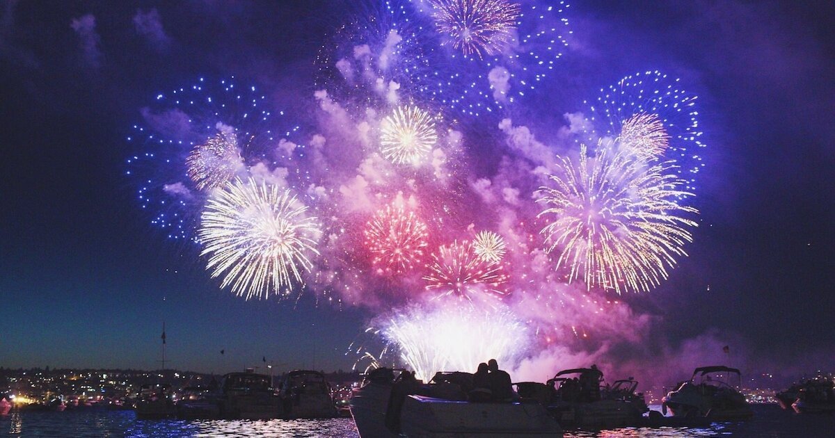 10 Tips for Celebrating New Year's Onboard a Boat